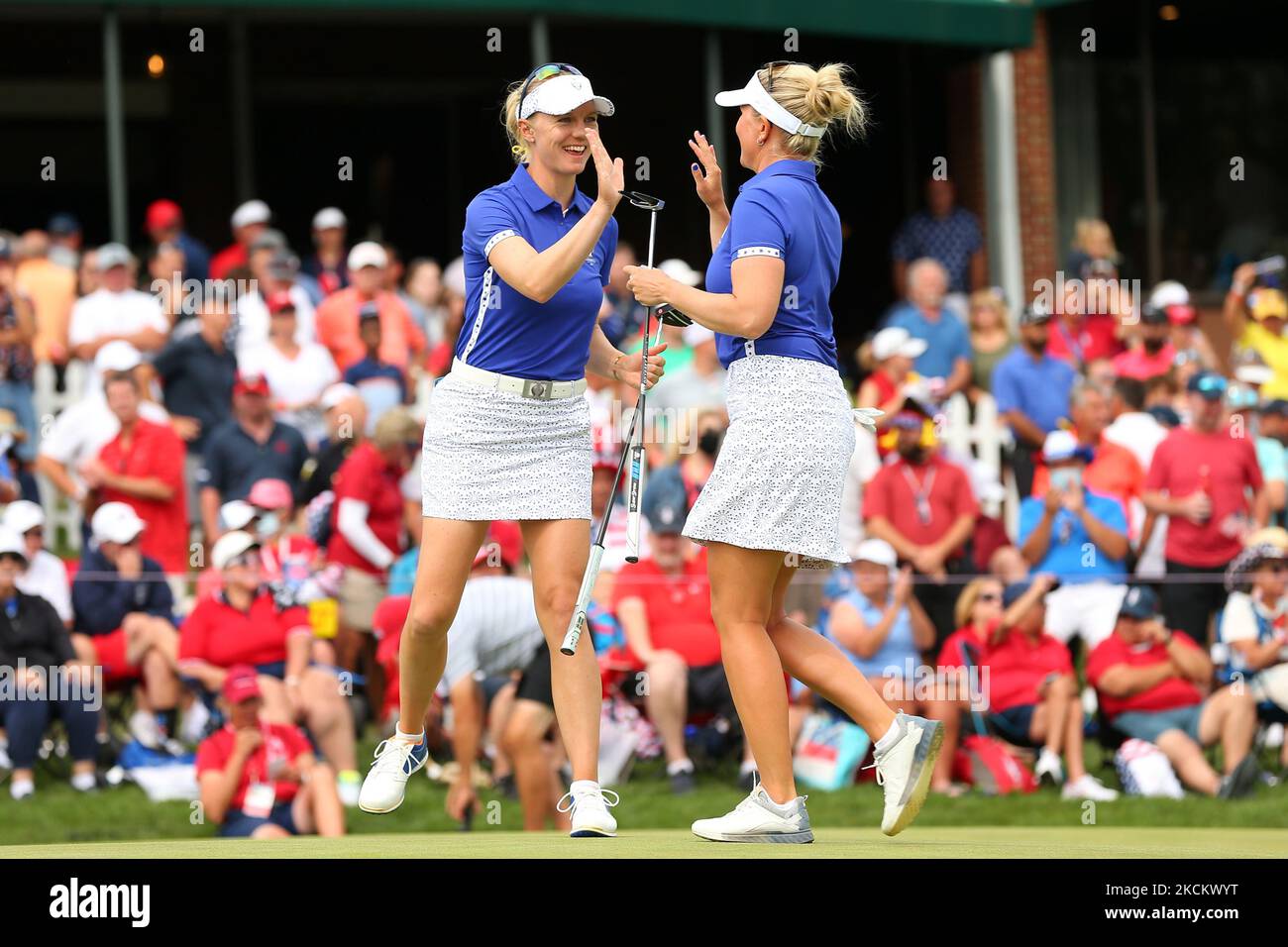 Madelene Sagstrom (L) und Nanna Koertstz Madsen vom Team Europe feiern ...