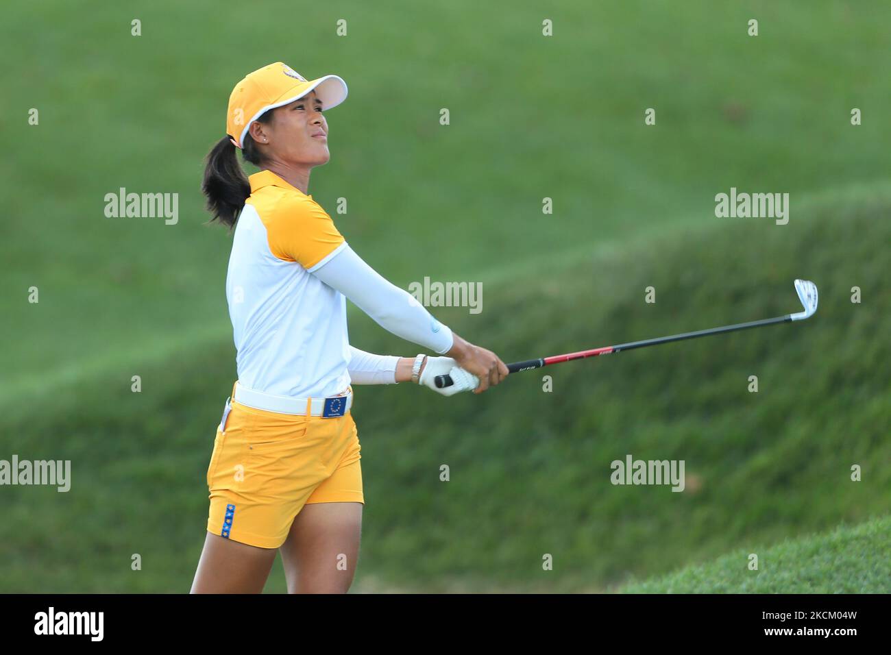 Celine Boutier vom Team Europe folgt ihrem Schuss auf das 13. Green ...