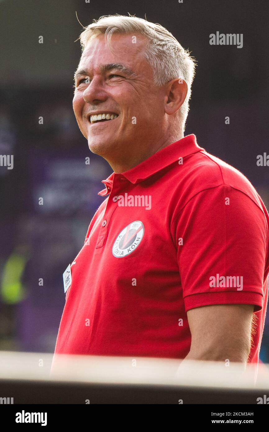 Cheftrainer Olaf Janßen vom FC Victoria Köln blickt auf den Stand vom 3 ...