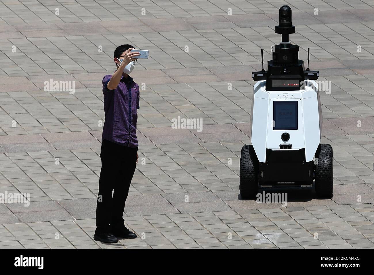 Ein Mann nimmt am 8. September 2021 in Singapur ein Selfie mit einem ...