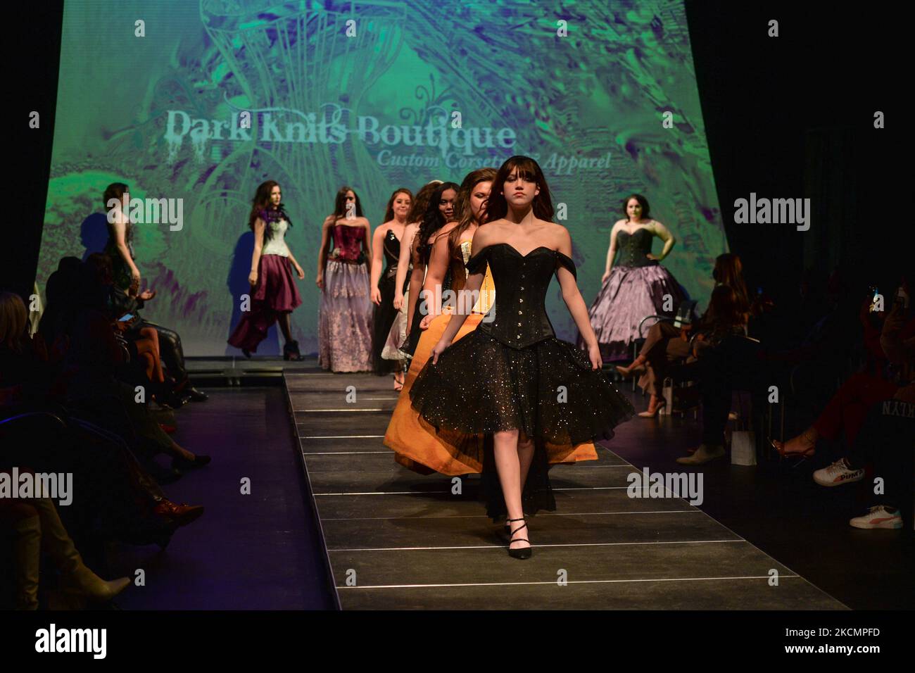 Models zeigen Outfits der Dark Knits Kollektion auf der ersten ...