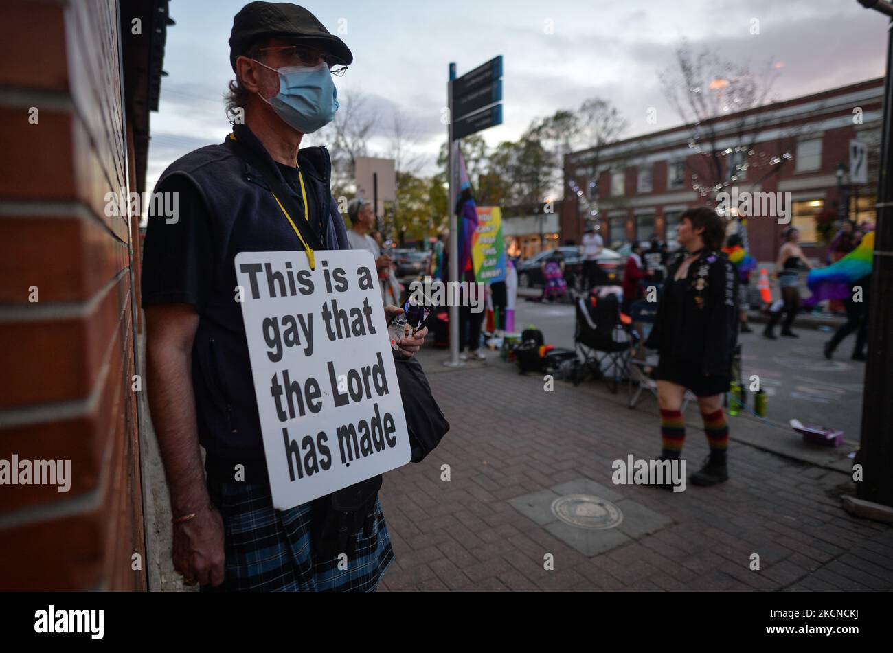 Mitglieder von über LGBTQ2S lokalen Unterstützern und Verbündeten ...