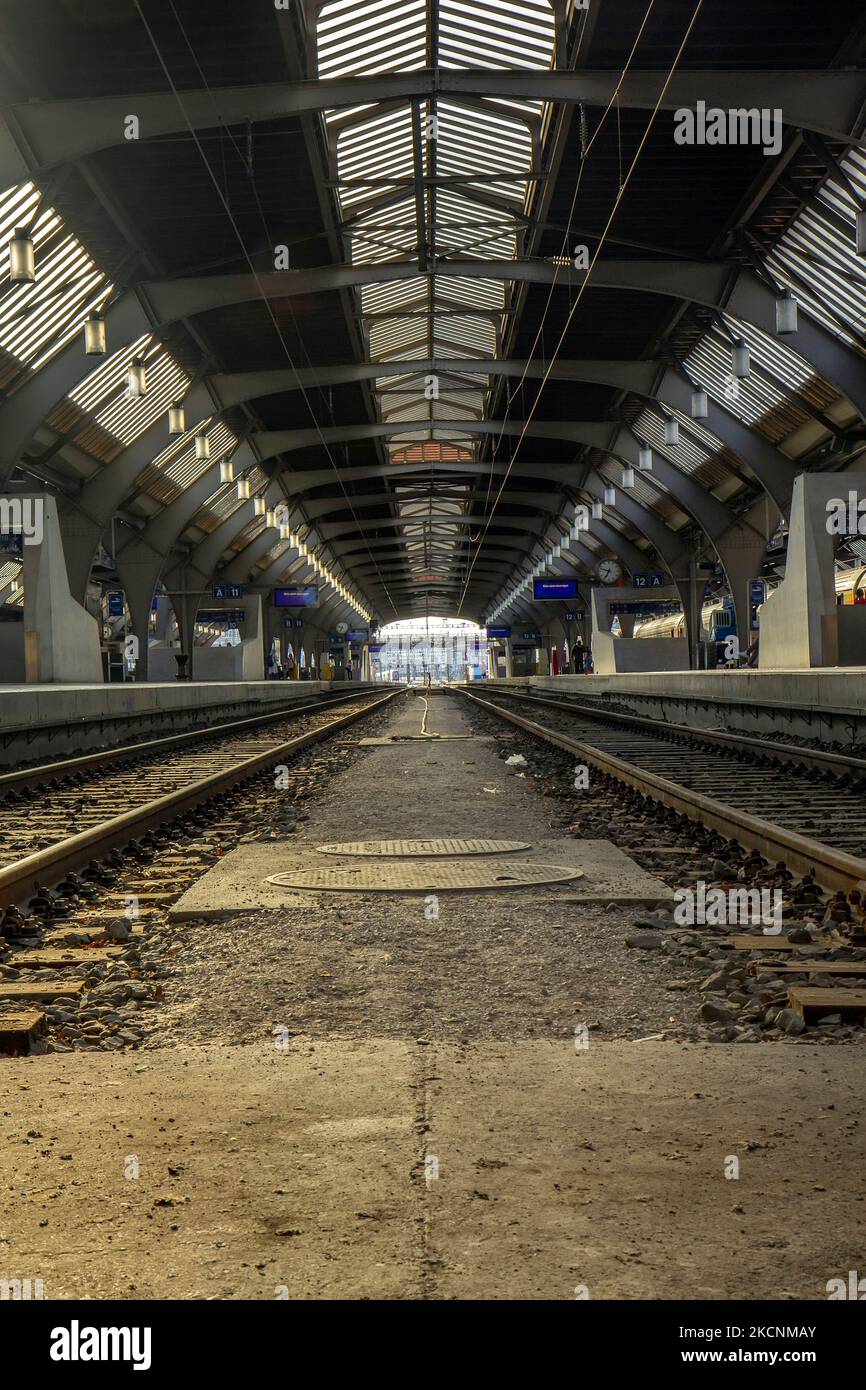Der Hauptbahnhof Zürich oder der Hauptbahnhof Zürich ist der größte ...