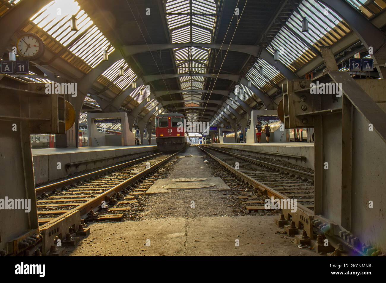 Der Hauptbahnhof Zürich oder der Hauptbahnhof Zürich ist der größte ...