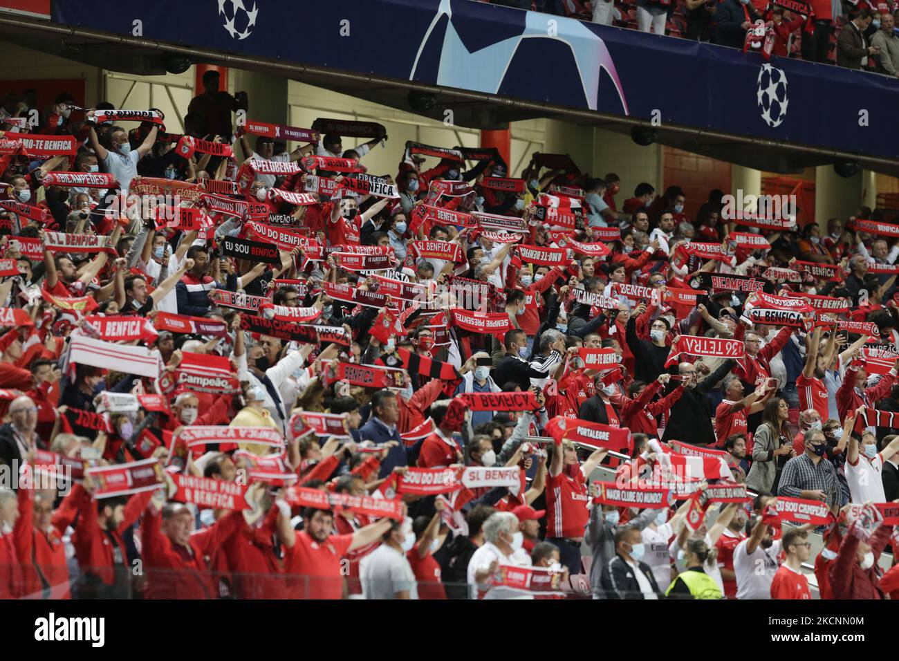 Benfica-Fans beim UEFA Champions League-Spiel der Gruppe E zwischen SL ...
