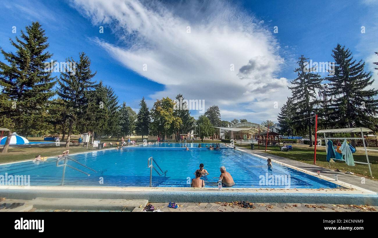 Menschen, die das nächtliche Thermalbad genießen, werden am 24 ...