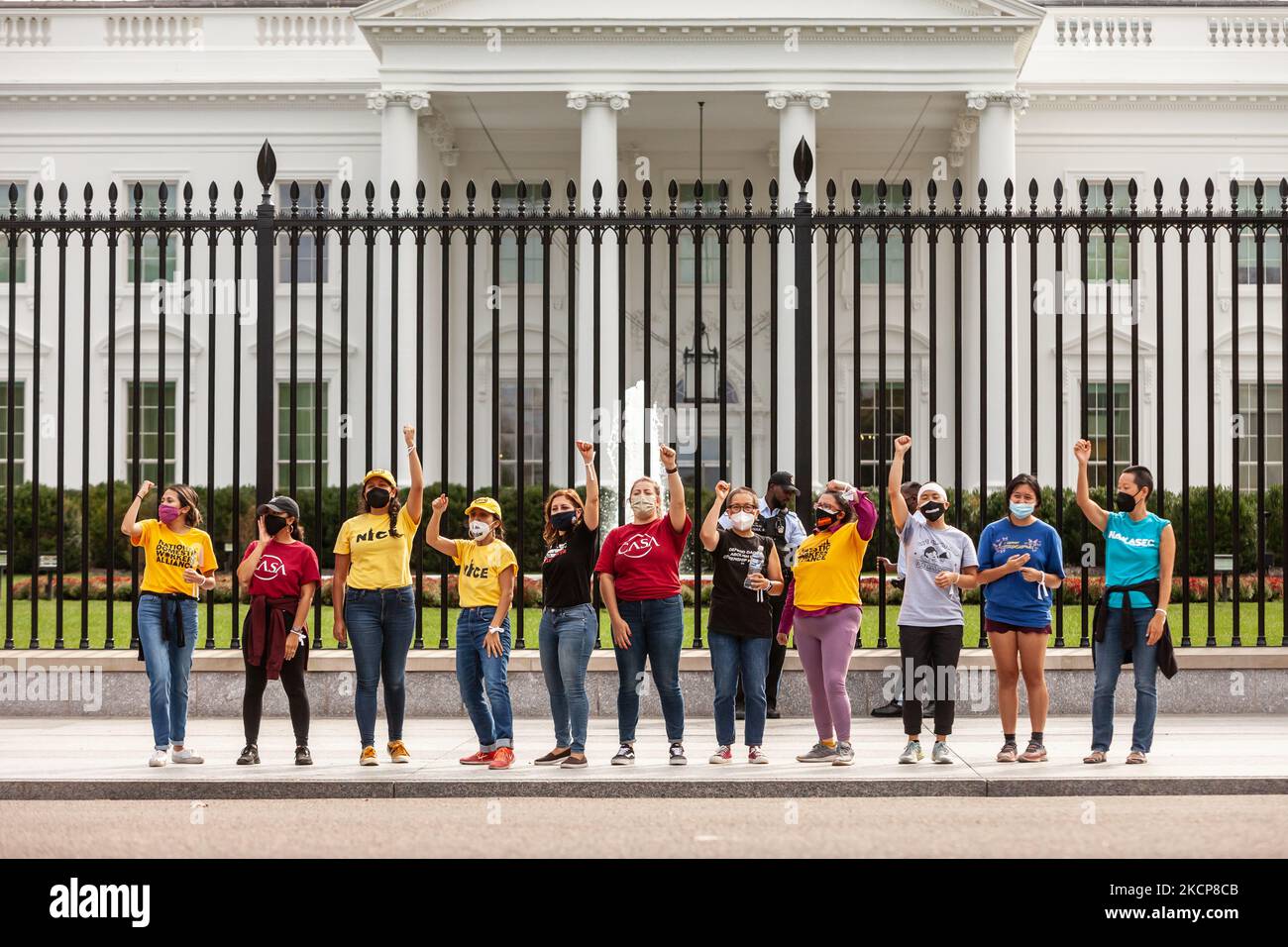 Aktivisten erheben ihre Fäuste, während sie vor dem Weißen Haus auf die ...