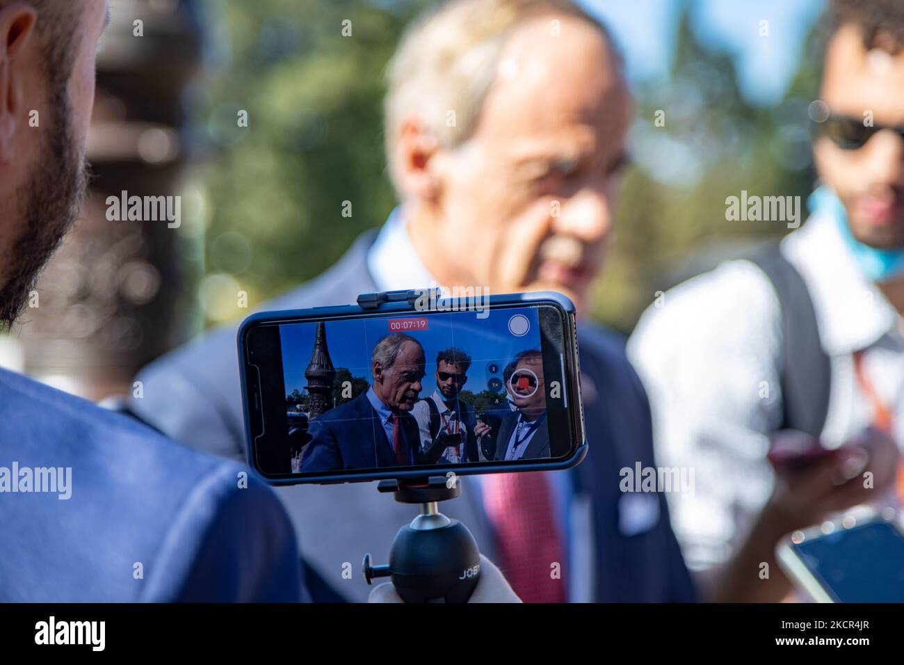Senator Tom Carper (D-DE) spricht am 20. Oktober 2021 vor Journalisten ...
