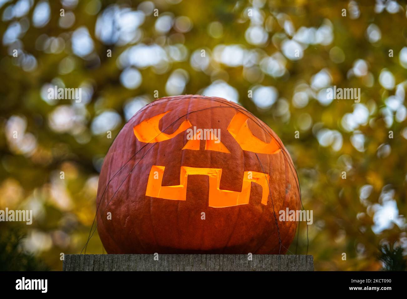 Altes Herrenhaus, das anlässlich von Halloween mit Kürbissen ...