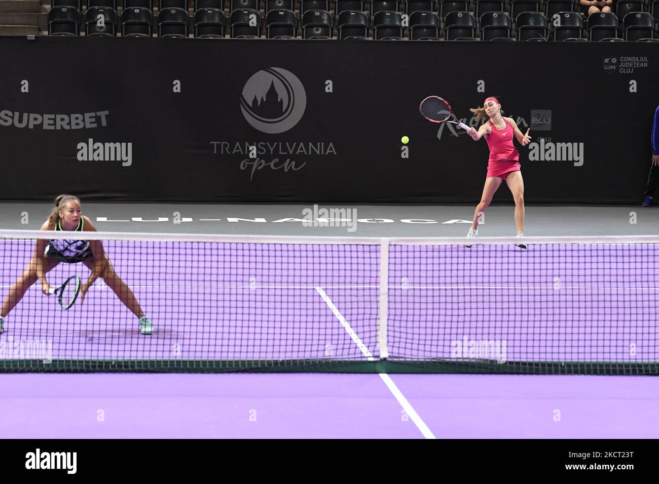 Aleksandra Krunic in Aktion – serviert den Ball im Doppel-Finale der Transylvania Open Irina ...