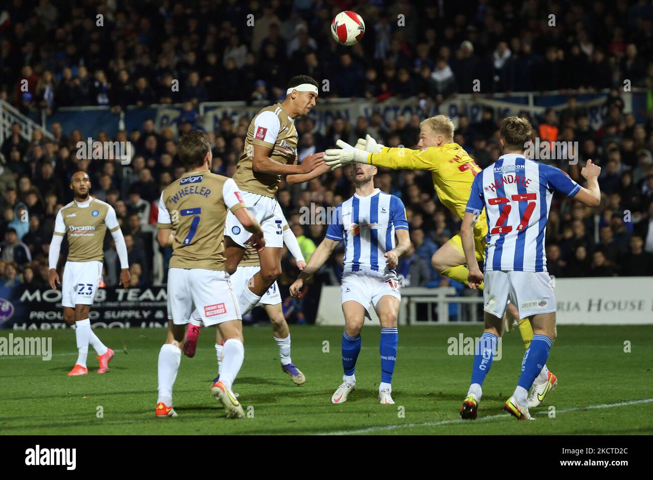 Jonathan Mitchell von Hartlepool United kollidiert mit Chris Forino ...