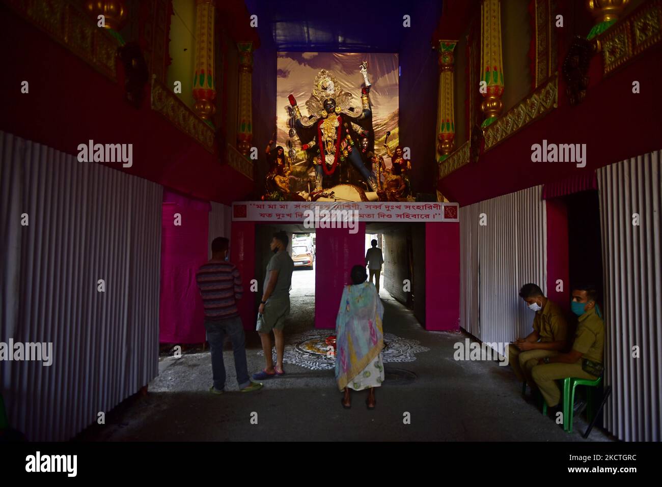 Besucher kommen, um eine Hindu-Göttin Kali in einem Puja-Pandal vor dem ...