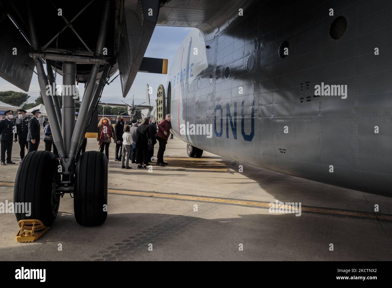 Am 11. November 2021 wurde in Pisa, Italien, eine C-119, das gleiche Flugzeug, das für diese ...