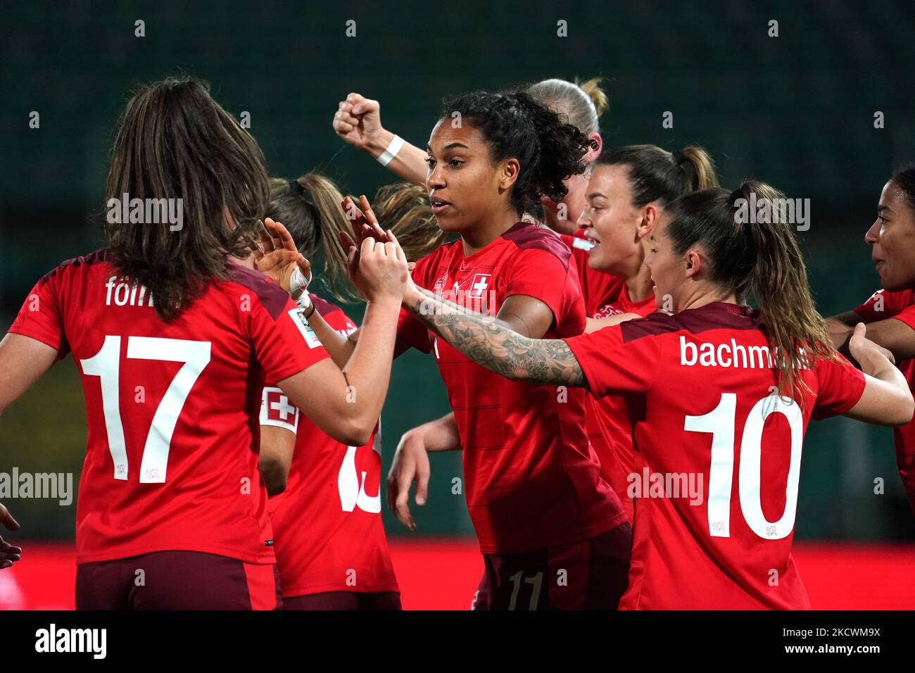 Coumba Sow aus der Schweiz, die Nationalmannschaft der Frauen, feiert ...
