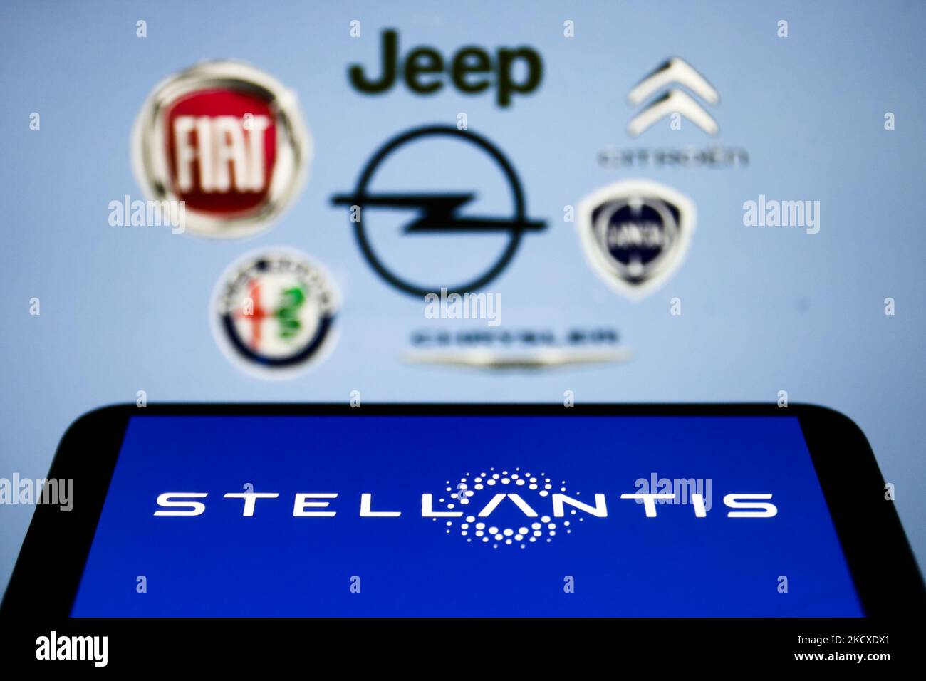 Das Stellantis-Logo auf einem Telefonbildschirm ist mit einigen Logos ...
