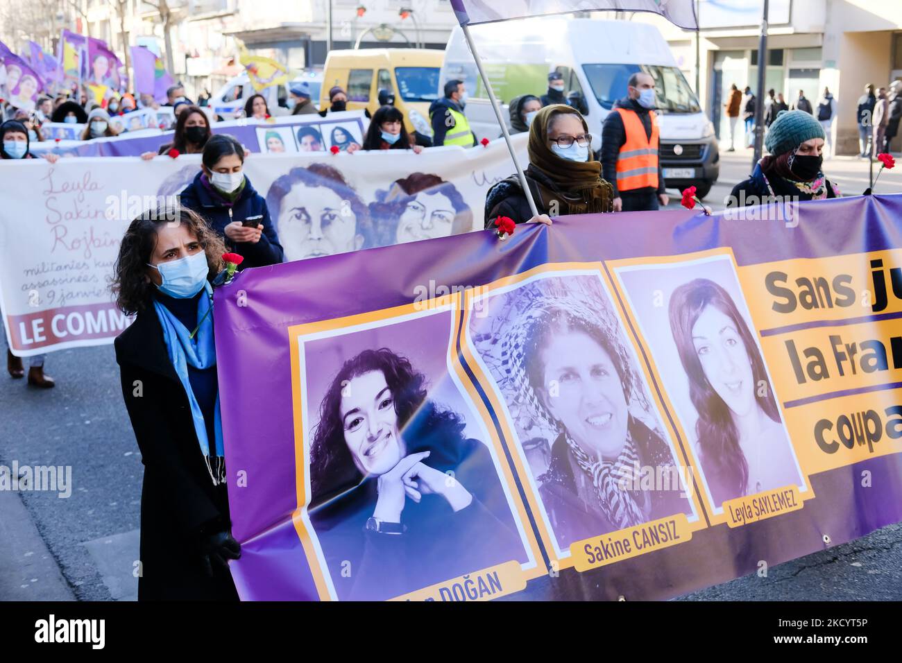 Menschen während einer Demonstration in Paris am 5. Januar 2022 in ...