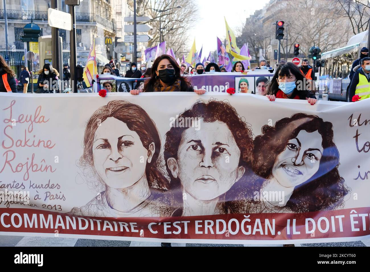 Menschen während einer Demonstration in Paris am 5. Januar 2022 in ...