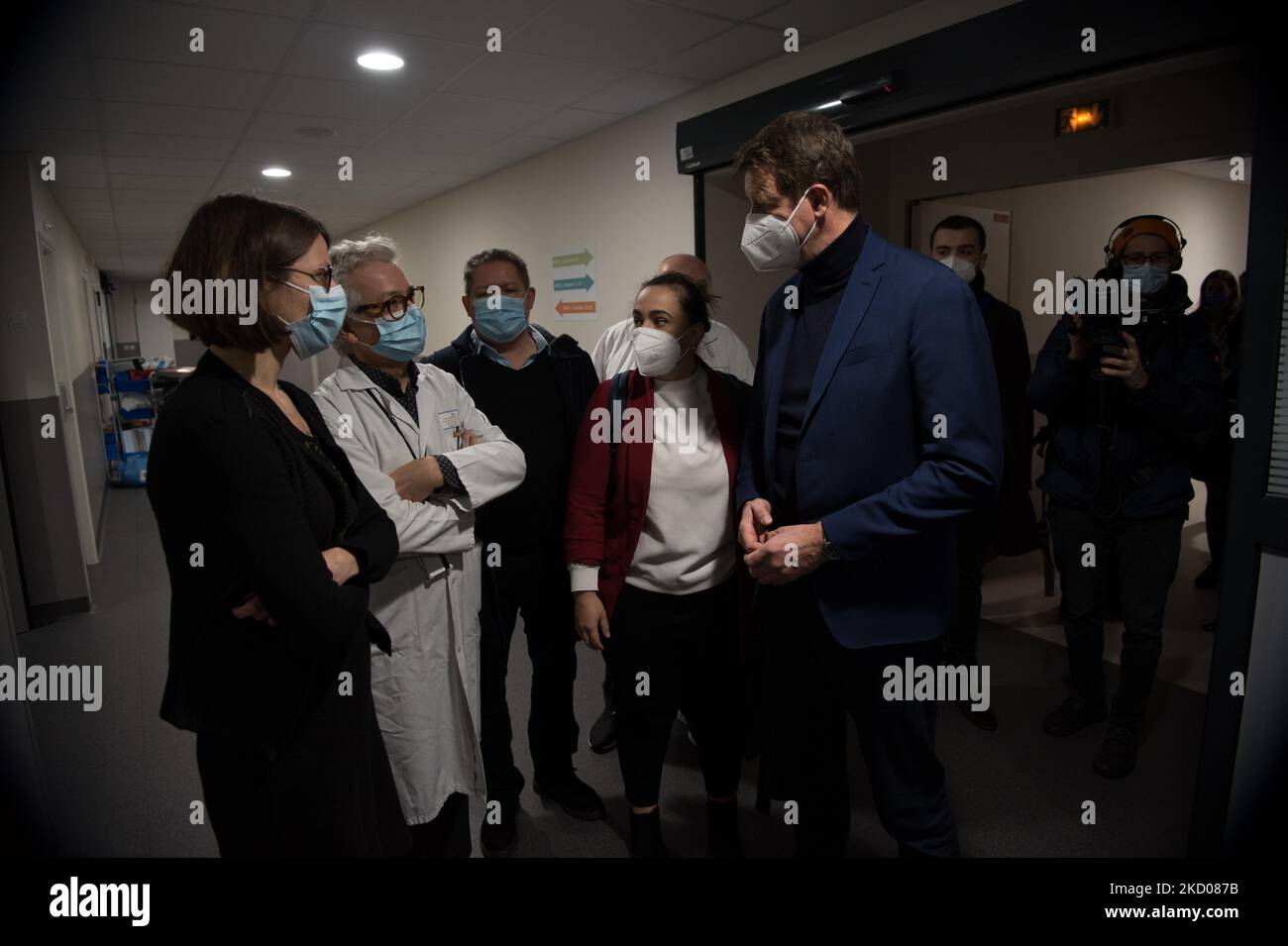 Yannick Jadot spricht mit dem Leiter der Notaufnahme, bevor er in das ...
