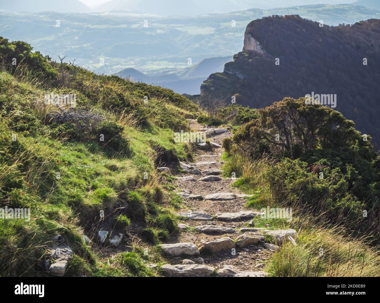 Ein schöner Bergweg, der zum Gipfel führt. Steintreppe, die auf die ...