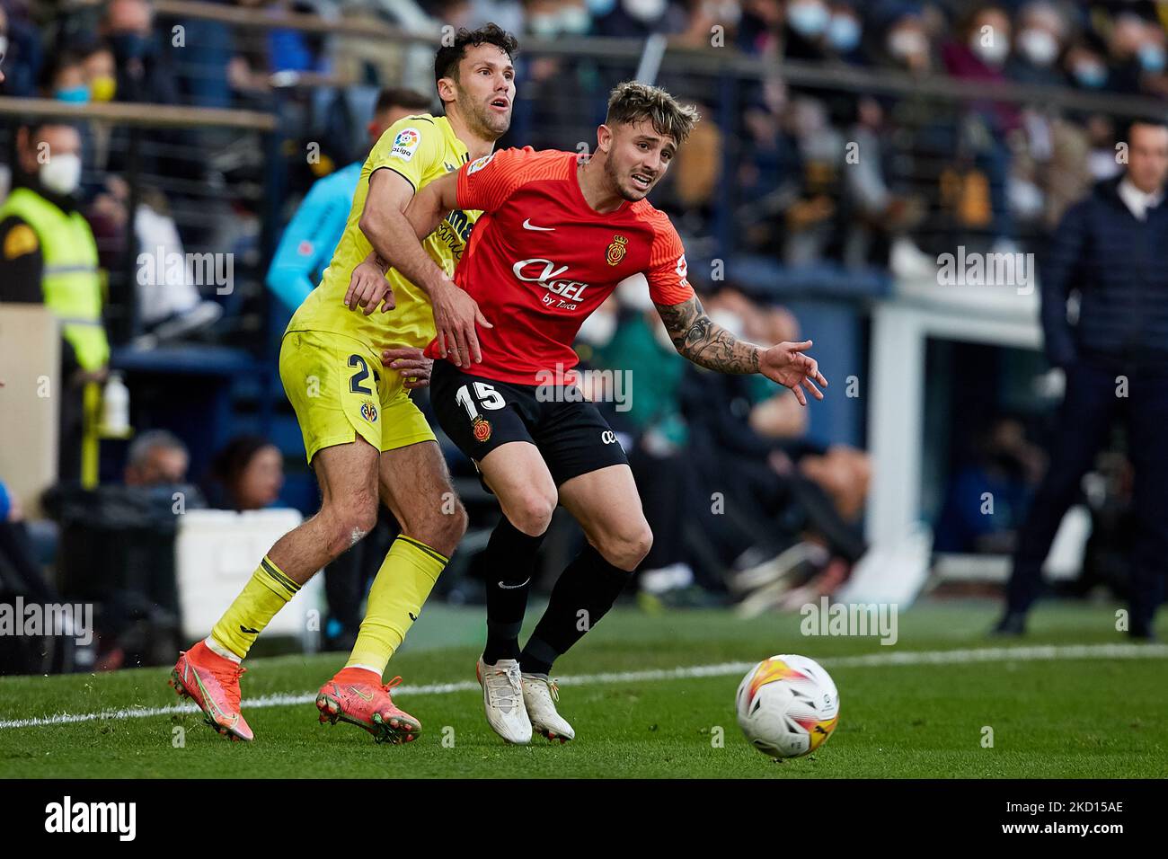 Pablo Maffeo (R) von der RCD Mallorca konkurriert mit Alfonso Pedraza ...