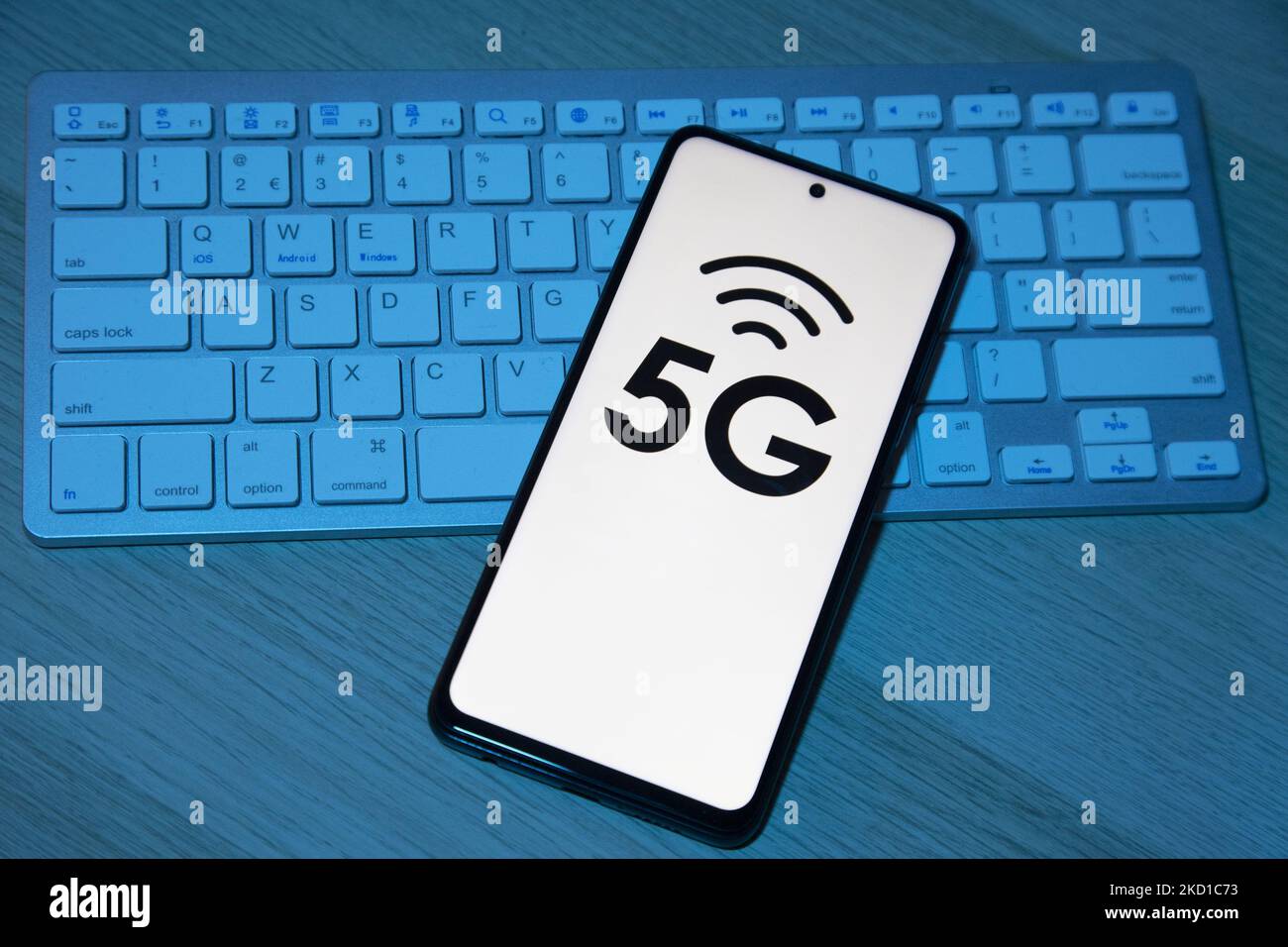 Abbildung eines 5G-Signal-Symbols, das auf einem Smartphone-Display auf ...