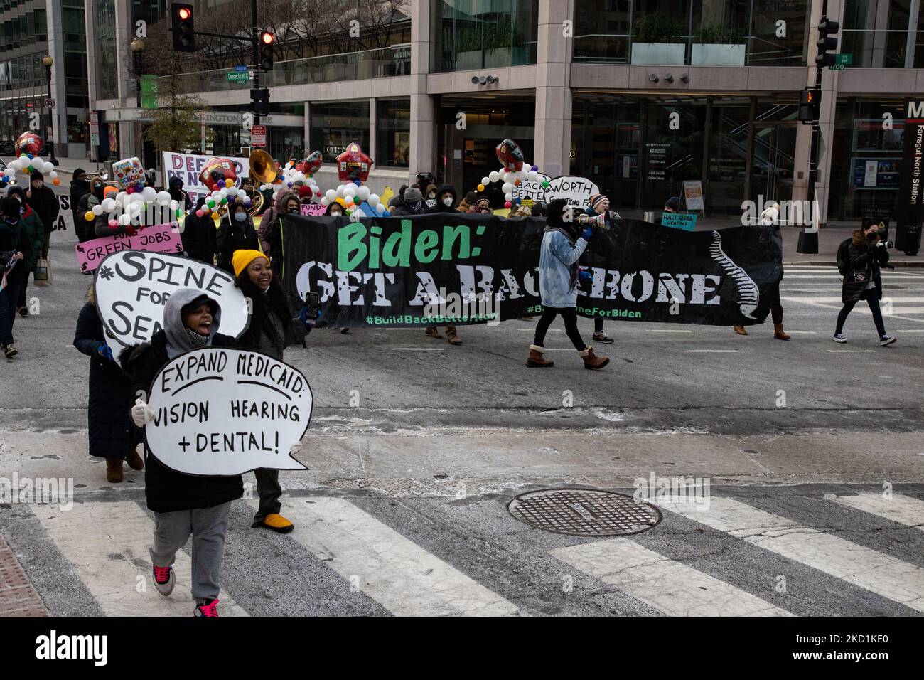 Demonstranten marschieren am 31. Januar 2022 im Rahmen einer ...