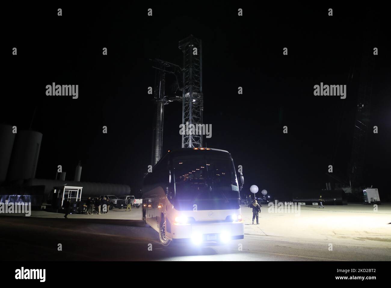 Ein Bus verlässt den Starship-Startplatz von SpaceX nach der ...