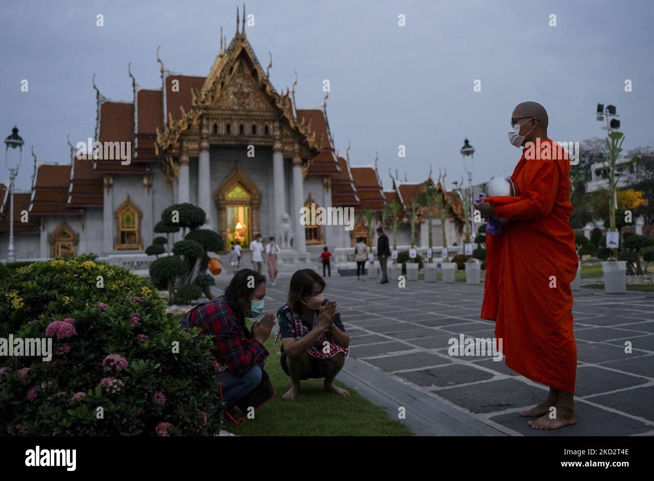 Buddhistische zeremonien in bangkok -Fotos und -Bildmaterial in hoher Auflösung – Alamy