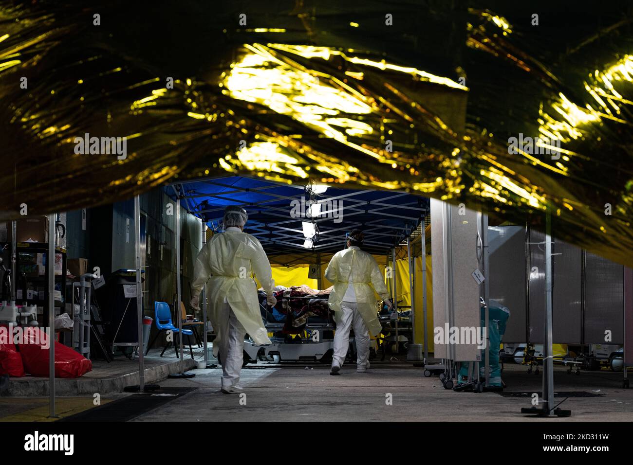 Am 18. Februar 2022 liegt ein Patient in einem Krankenhausbett und ...