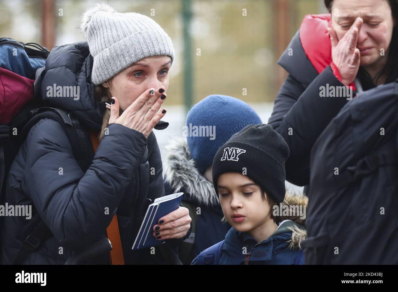 Menschen, die aus der Ukraine fliehen, werden nach dem Überqueren der ...