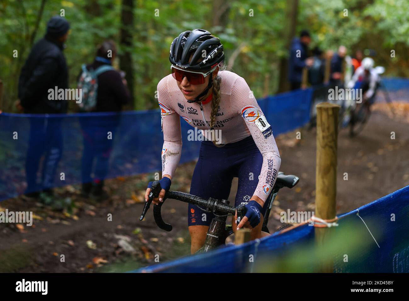 Die Holländerin Inge van der Heijden wurde während des Elite-Damenrennens bei den ...