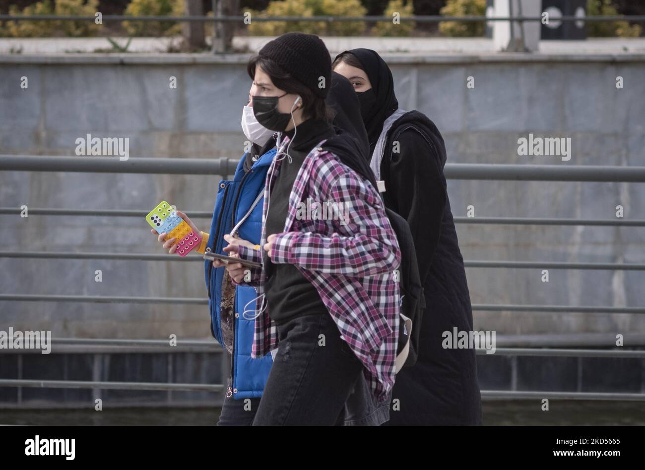 Iranische junge Frauen gehen am 14. März 2022 während einer Gedenkfeier zur Nowruz-Feier im ...