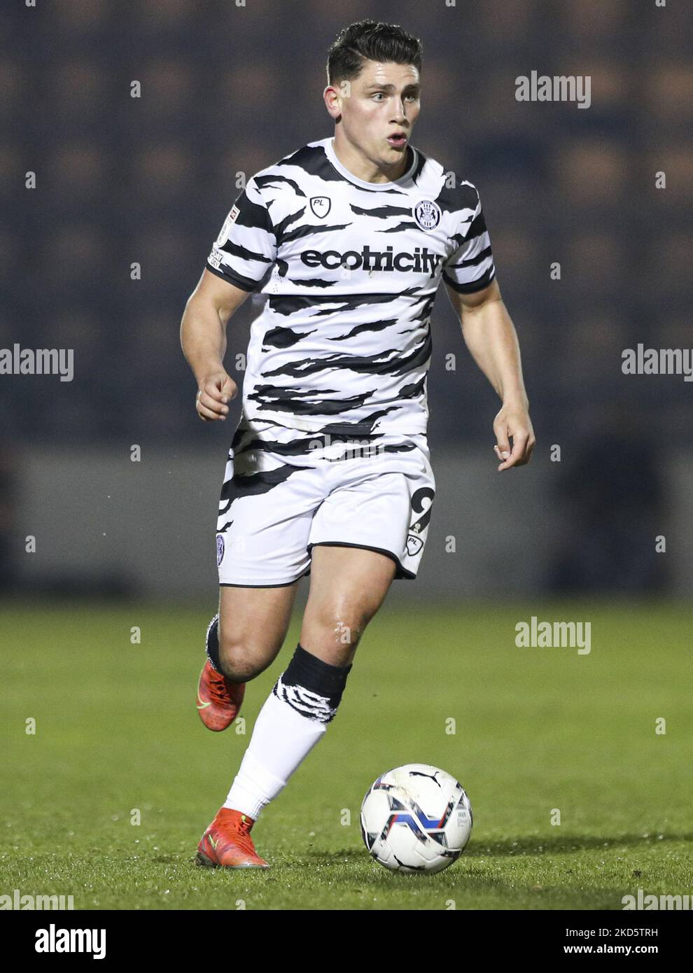 Matty Stevens von Forest Green Rovers auf dem Ball während des Sky Bet ...