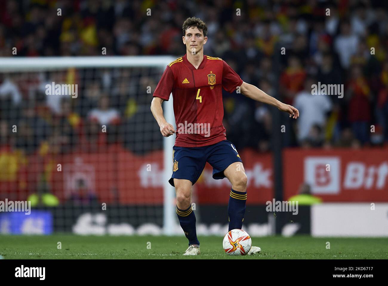 Pau Torres (Villarreal CF) aus Spanien kontrolliert den Ball beim ...