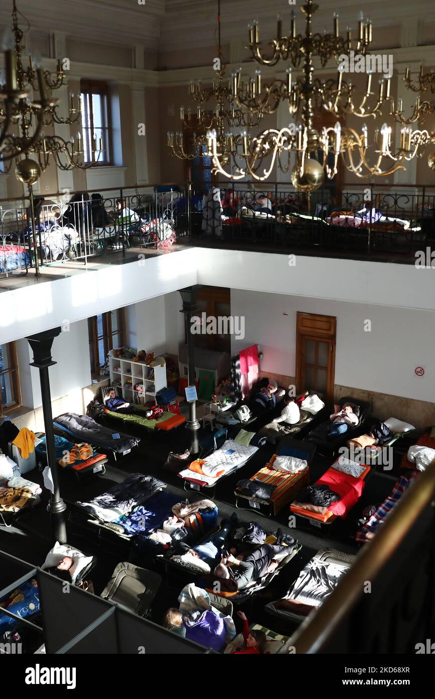 Menschen, die aus der Ukraine fliehen, ruhen in einem provisorischen ...