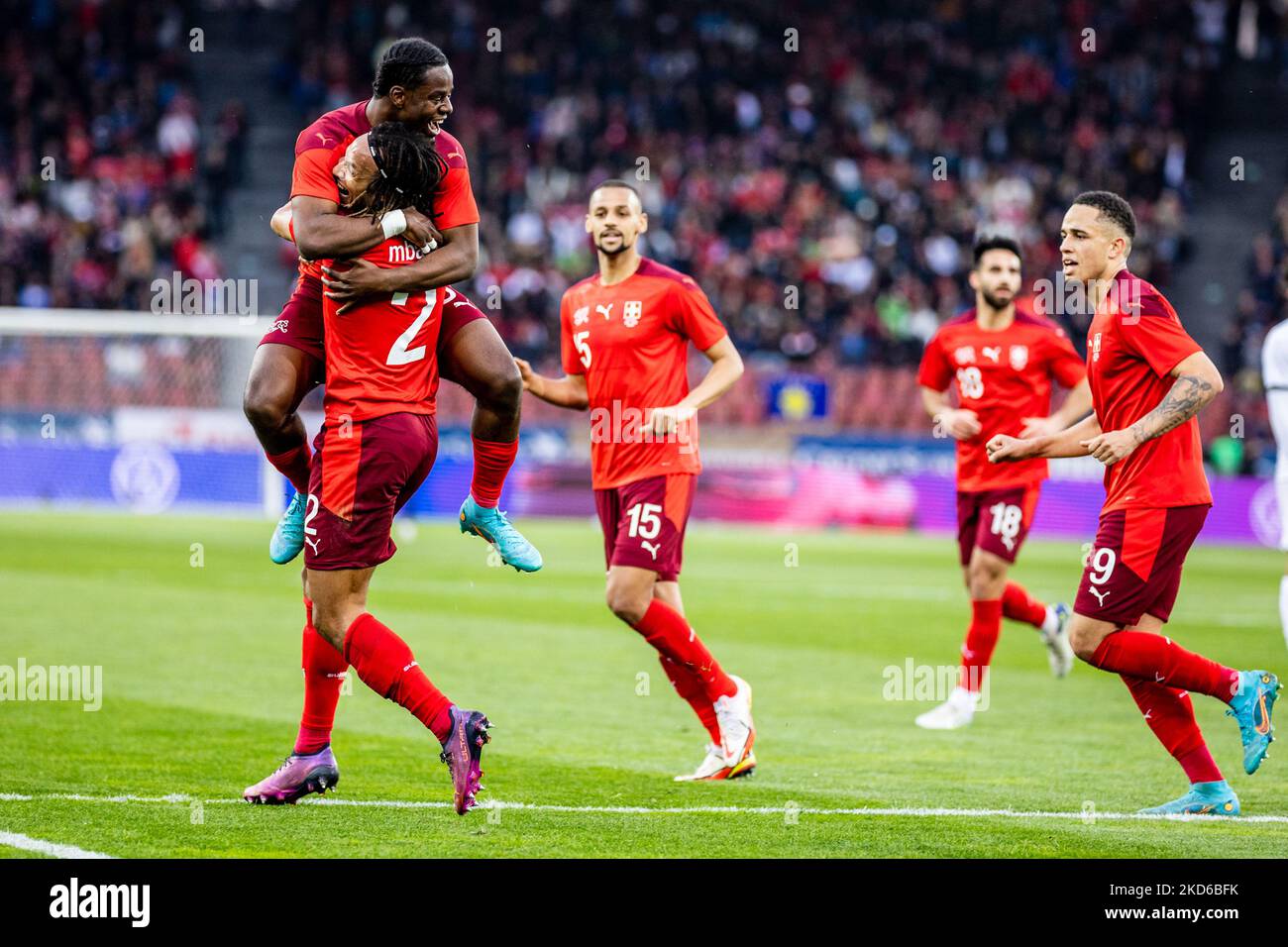 ZÜRICH, SCHWEIZ - 29. MÄRZ: Jordan Lotomba aus der Schweiz (L) feiert ...