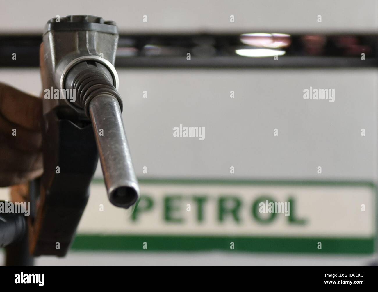 Ein Mitarbeiter der Kraftstoffpumpe stellt in Kalkutta, Indien, am 30 ...