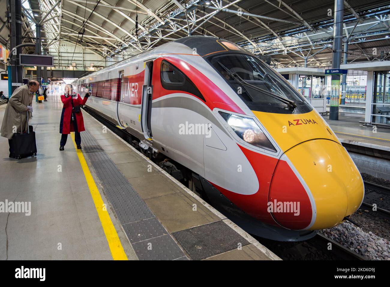 Der British Rail Class 800 Intercity Express Train oder Azuma ist eine ... Der British Rail Class 800 Intercity Express Train oder Azuma ist eine ...