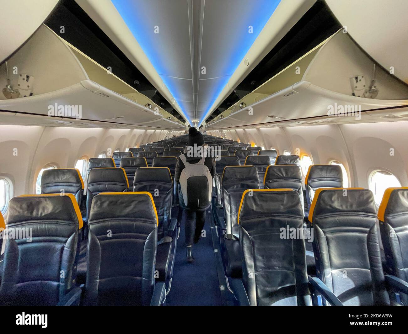Innenansicht der Boeing 737-800 von Ryanair am 4. April 2022 auf dem Flughafen Lissabon in ...