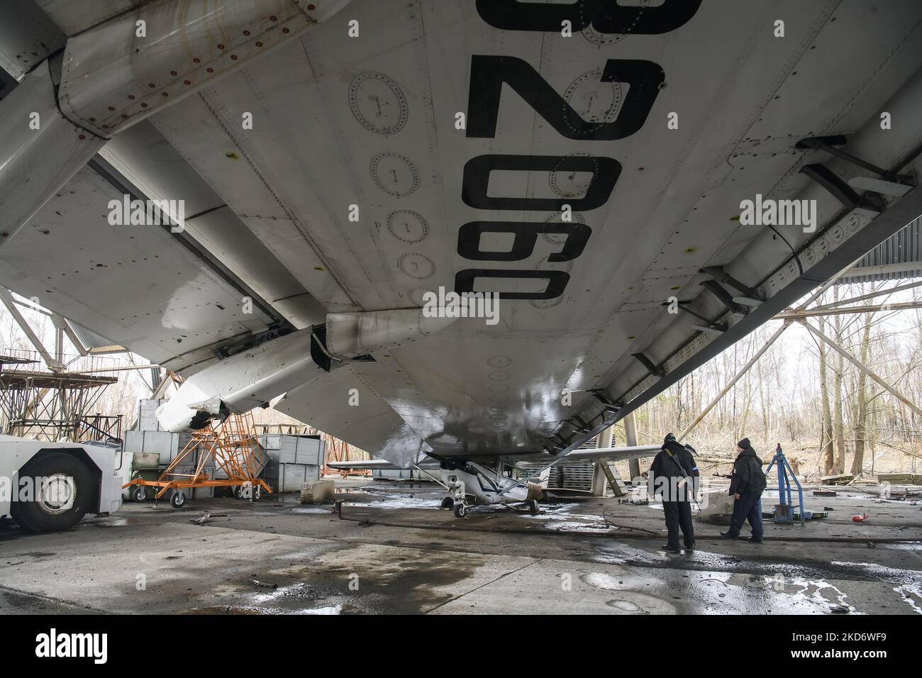 Hangar mit dem beschädigten größten ukrainischen Transportflugzeug ...