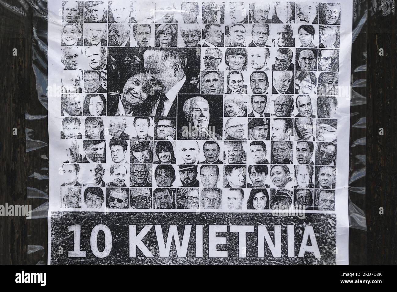 Ein Plakat zum 12.. Jahrestag des Flugzeugabsturzes bei Smolensk ist am ...