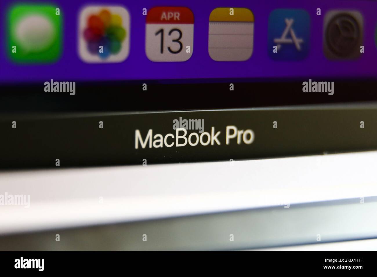 Das MacBook Pro-Zeichen ist auf einem Laptop zu sehen in dieser ...