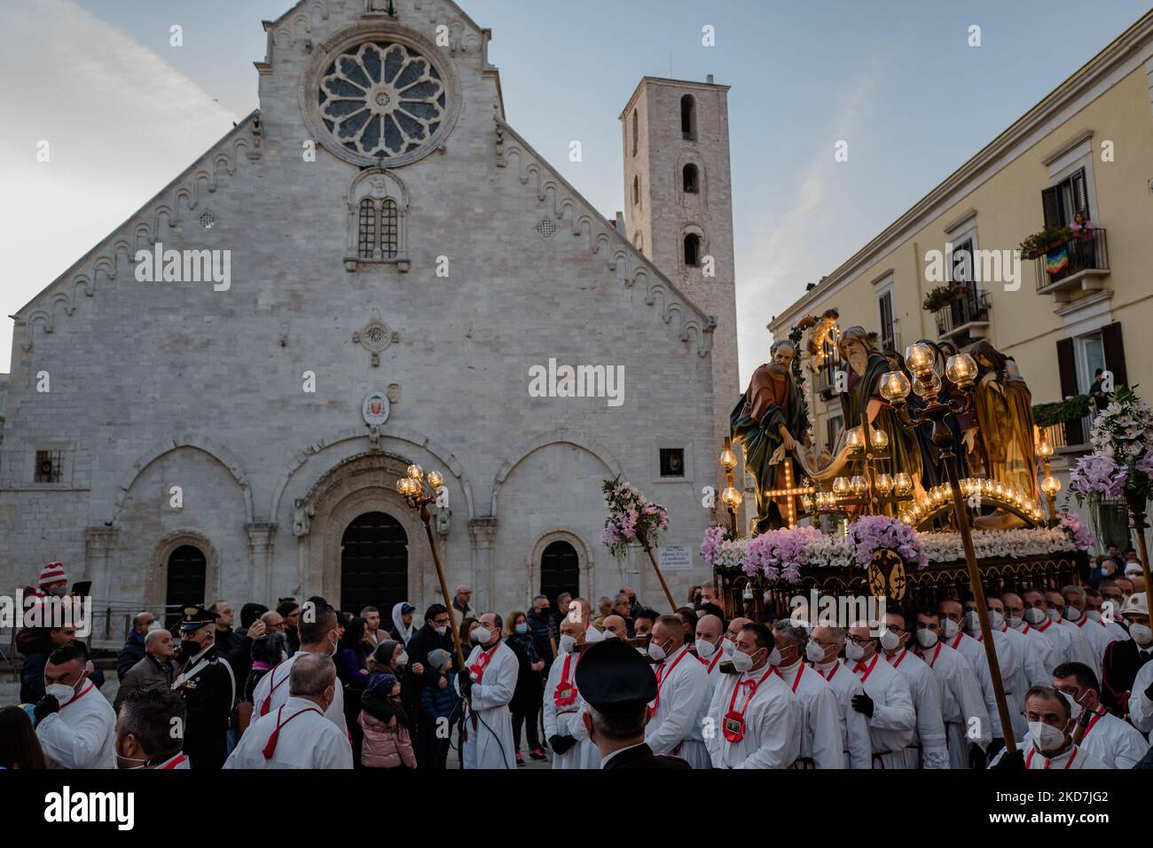 Die Träger tragen die Statue der acht Heiligen auf ihren Schultern, am ...
