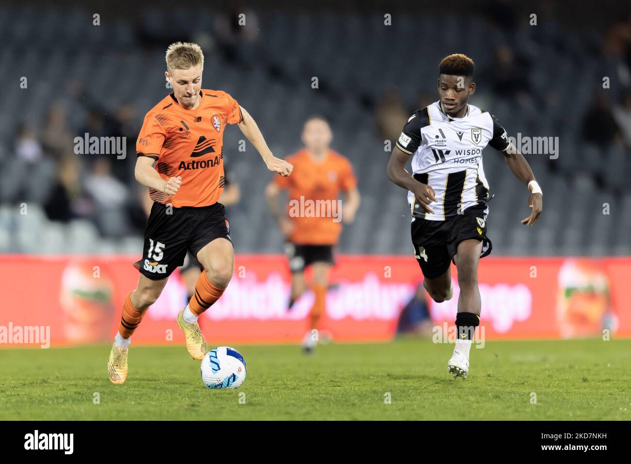 Jesse Daley von The Roar und Charles M'Mombwa von The Bulls kämpfen um ...