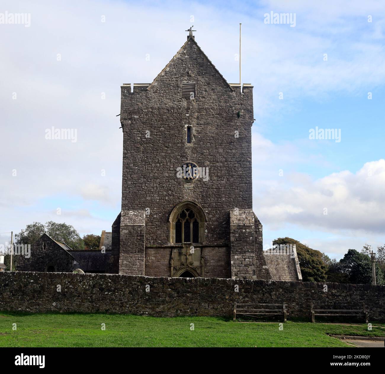 Die wichtige Kirche aus dem 12.. Jahrhundert von St. John the Baptist, Newton, Porthcawl, South ...