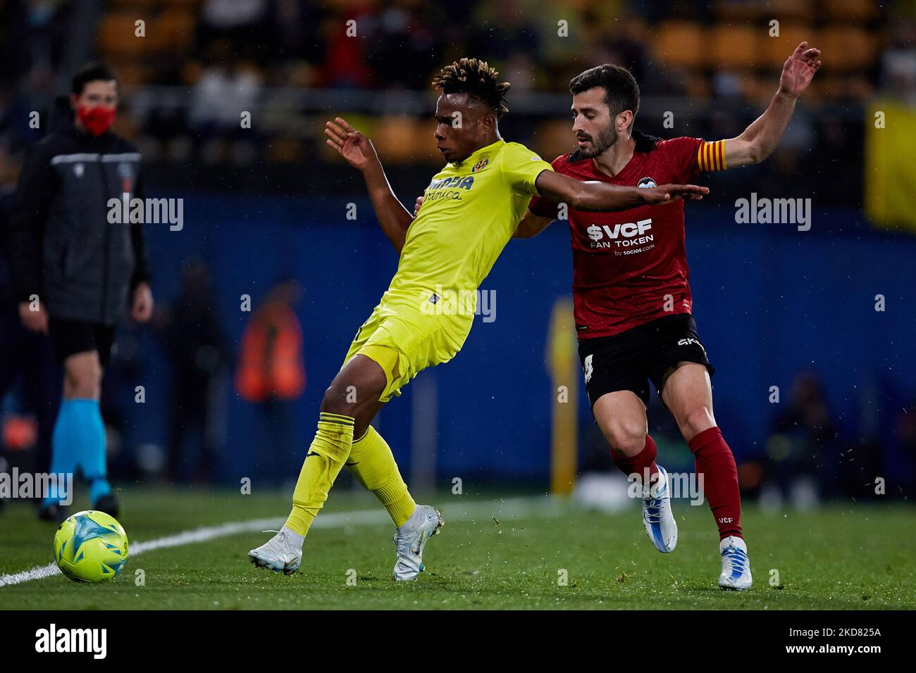 Jose Gaya (R) von Valencia CF kämpft beim La Liga Santander Spiel ...