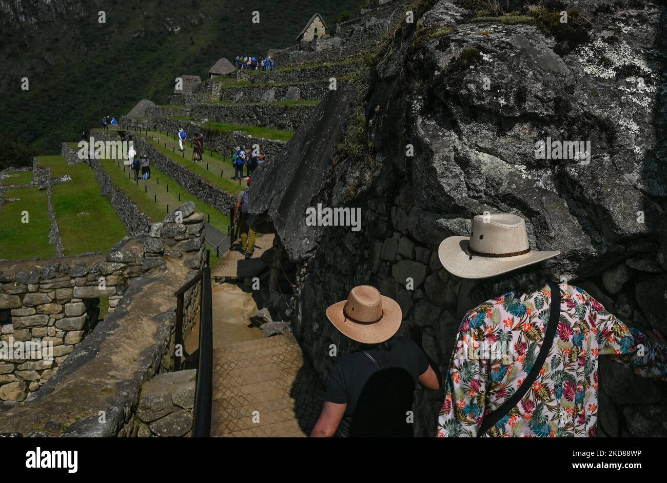 Touristen erkunden die antike Inka-Stadt Machu Picchu in den Anden auf einer Höhe von 2.430 ...
