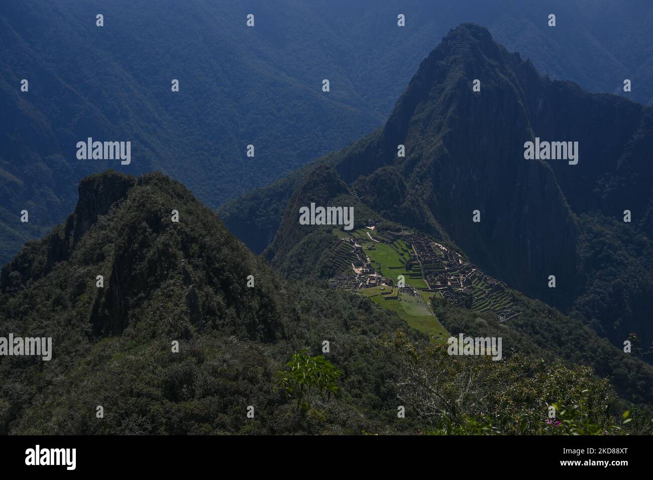Blick auf die antike Inka-Stadt Machu Picchu in den Anden auf einer Höhe von 2.430 Metern (7.970 ...