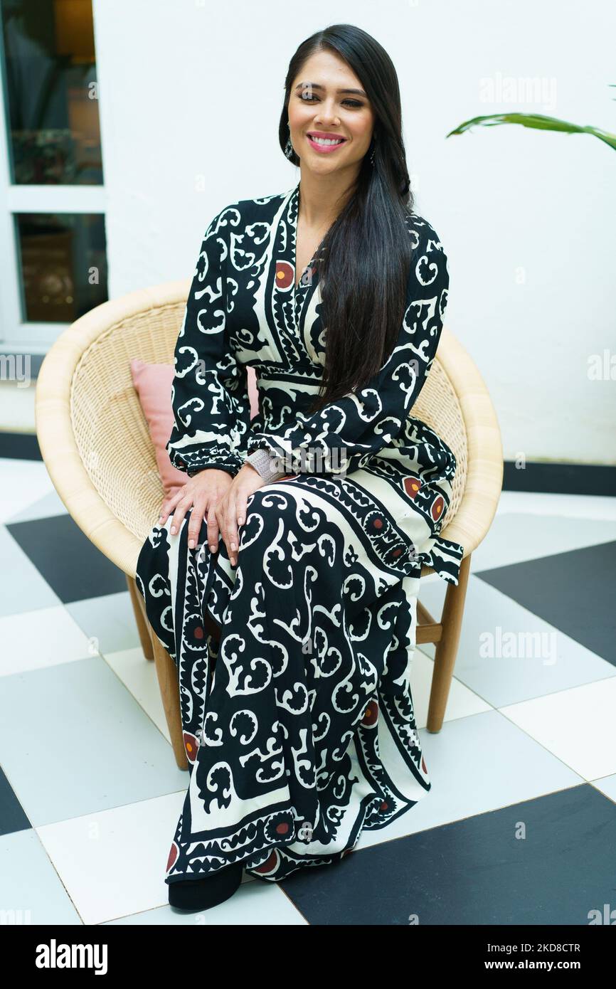 Die Schauspielerin Camila Rojas posiert für Fotografen, um ihre neuen ...