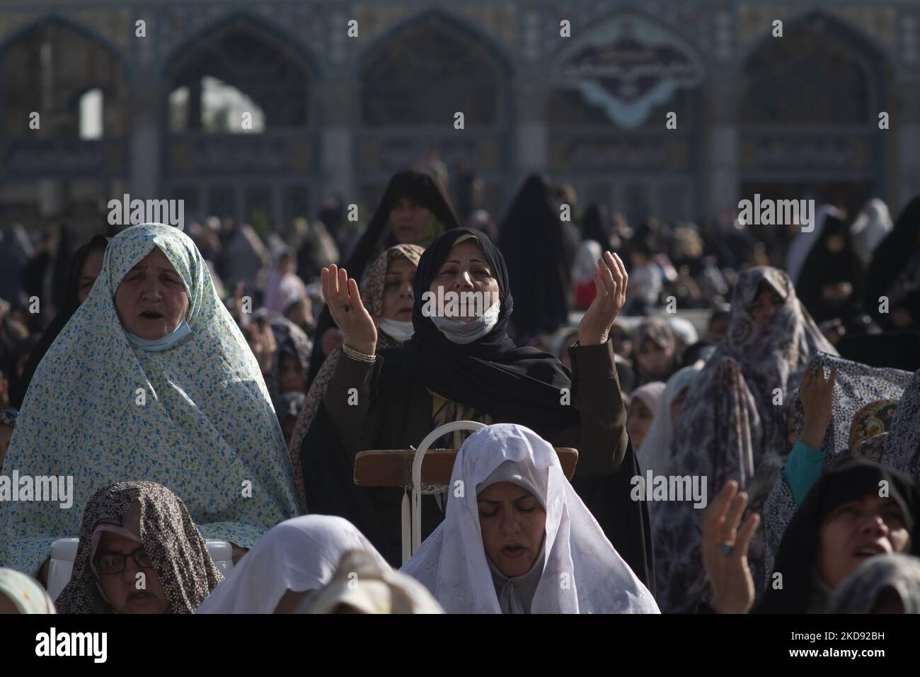 Eine schiitische muslimische Frau betet nach der Eid-al-Fitr-Massengebetszeremonie in Qom, 145 ...